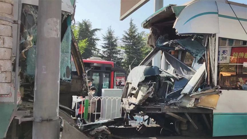 大连三辆有轨电车相撞致2人轻伤3人轻微伤 经紧急抢修已恢复运行