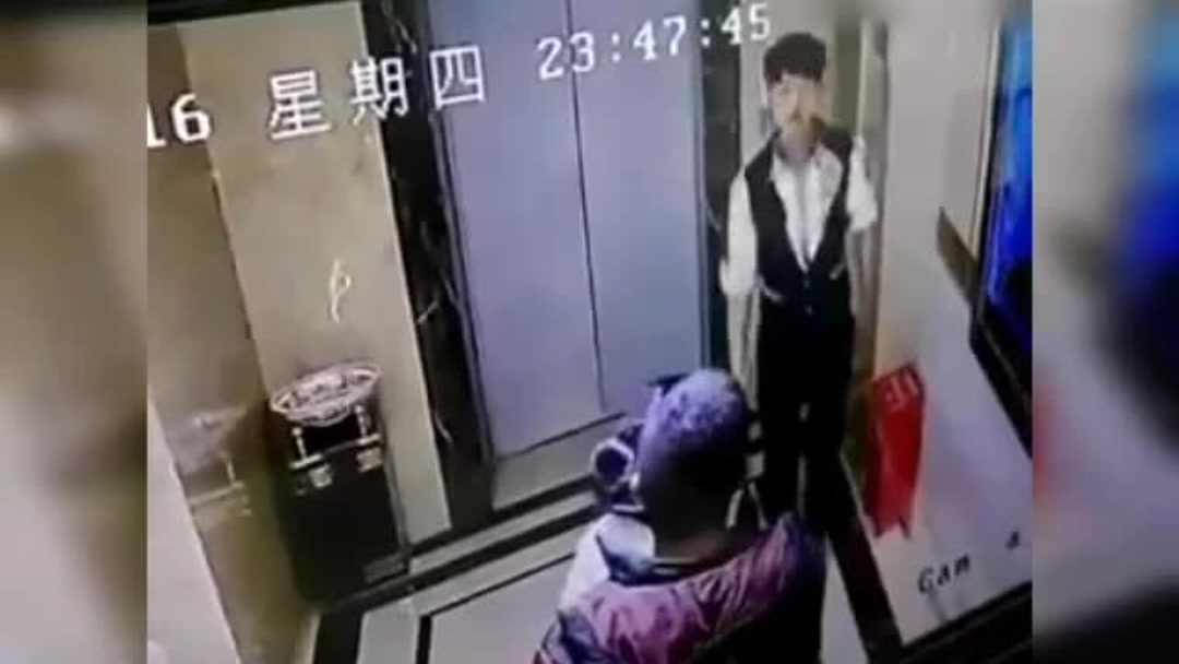 监拍男子猛踹开电梯门 一脚踏空坠入电梯井