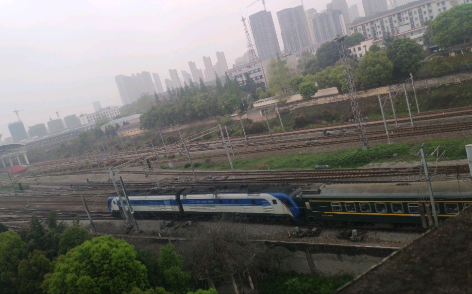 K492(昆明-济南)进入九江站