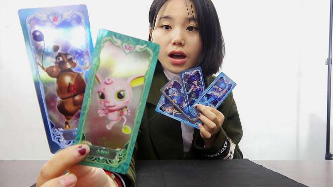 试玩“叶罗丽卡片”,开出绝版小精灵小野叶和铁皮闪卡,太萌了!