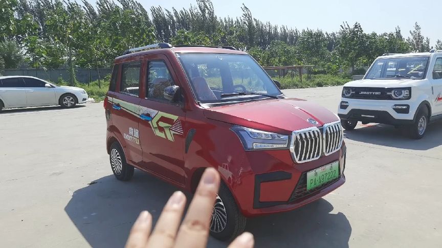 老年人会喜欢这样的电动车吗?1万多,自动挡的铁壳冲压