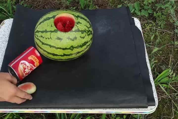 老外制作西瓜炸弹,把炮仗塞西瓜里,点燃后会怎样