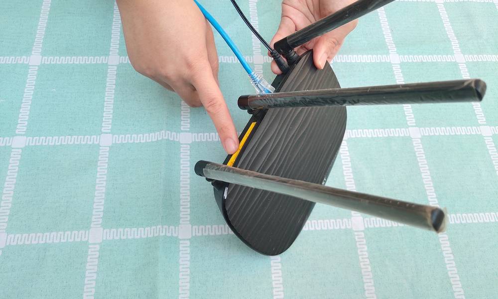 网速太慢?网络维修工透露:动动路由器这里,网速立马提高好几倍