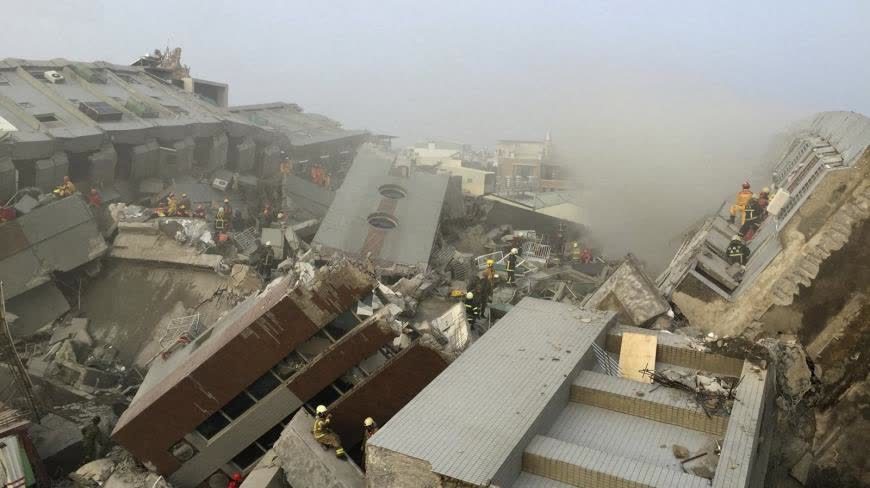 某建筑公司发生坍塌事故,造成20人死亡,直接经济损失300万元...