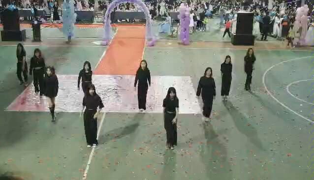 学校双十一晚会的小姐姐跳舞还挺不错的。