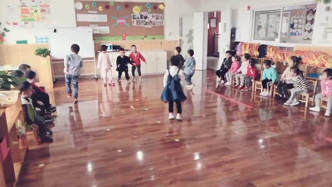 幼儿园老师组织的这场互动游戏勾起了多少80后的童年回忆呀!