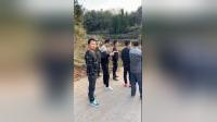 两辆渣土车弯路会车,轮胎滑到路肩上差点翻车!