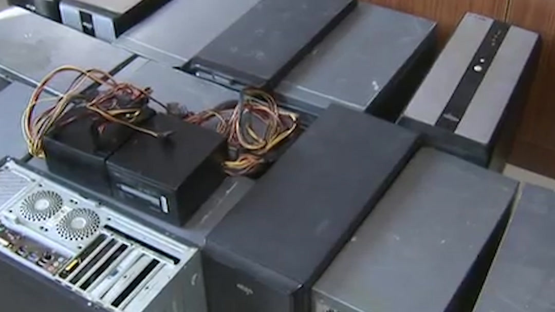 南通一男子半个月偷了19台电脑,民警一查监控气笑:睡在网吧偷