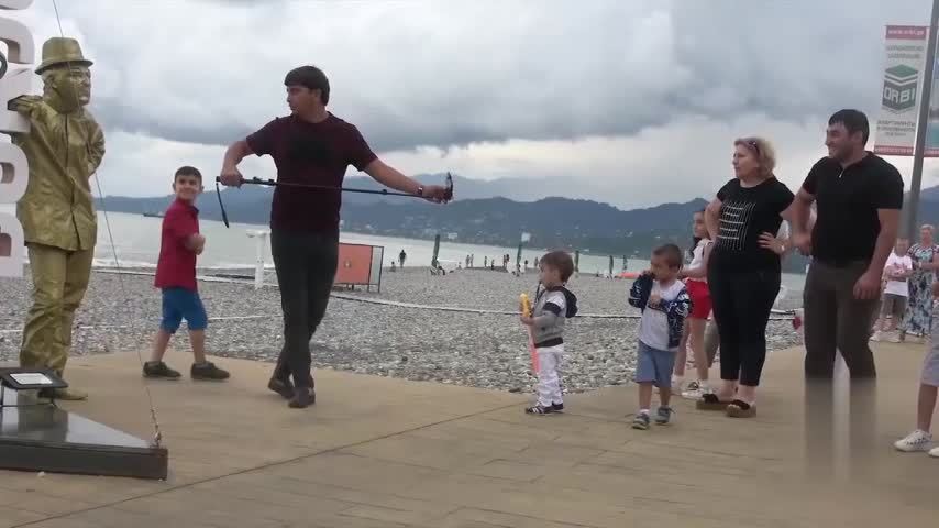 在公园做雕塑恶搞游客,尖叫声彼此起伏,最后挨打了吧!