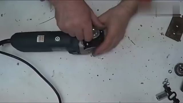 牛人的这波改装真给力,角磨机秒变电锯,佩服