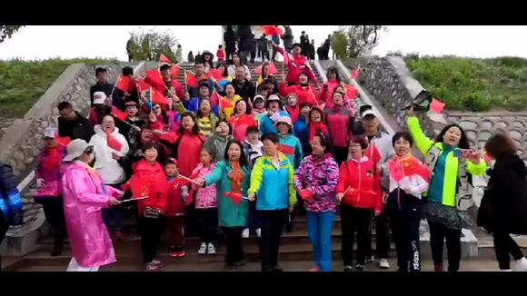 在小白杨哨所,看到有合唱的,老妈赶紧凑进去ߘ�ߘ�ߘ