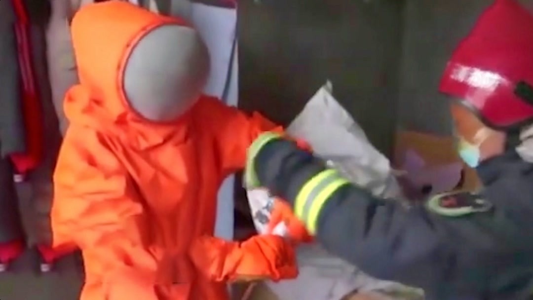 “家里的狗被蝙蝠咬死了”消防员全副武装出动