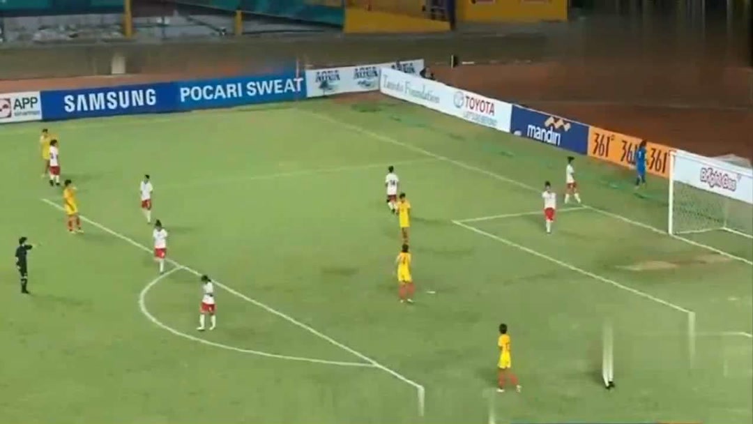 中国女足太疯狂了!最后两分钟猛灌4球,对方教练吓得狂看手表