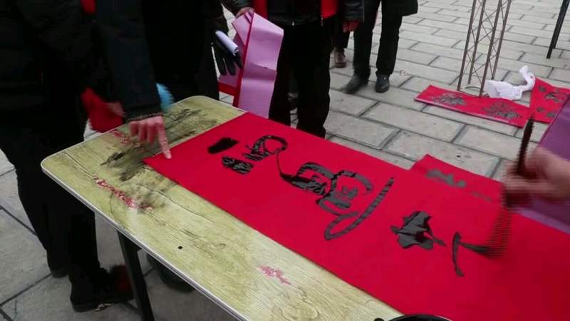 河南旅行偶遇花馍节,现场书法协会免费写春联,好幸福