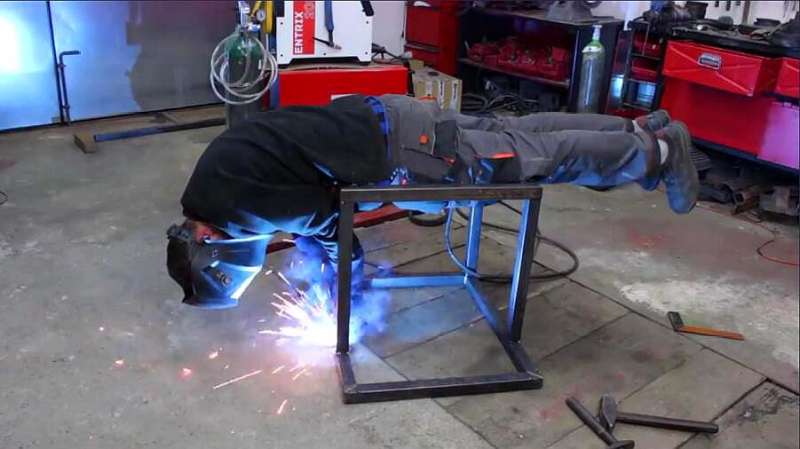 外国小伙自制手动弯管机太实用了,网友:数控弯管机肯定做不出