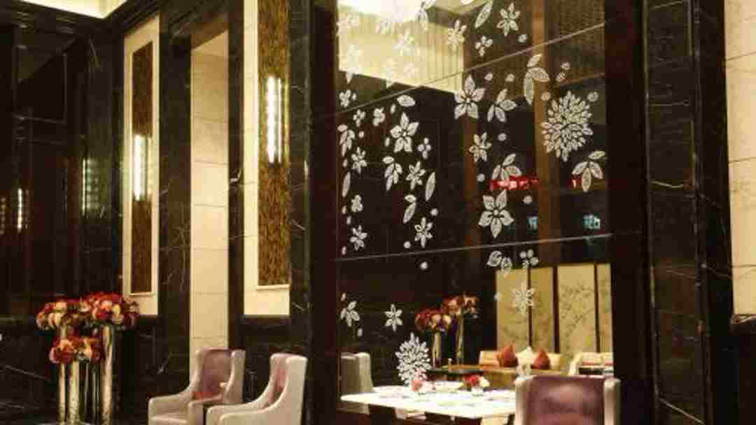 选对玻璃 超白玻也能做出彩色玻璃的效果