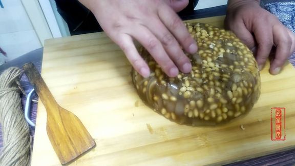 水晶猪皮冻这样做出来的弹性才好,入口即化,老少都喜欢吃