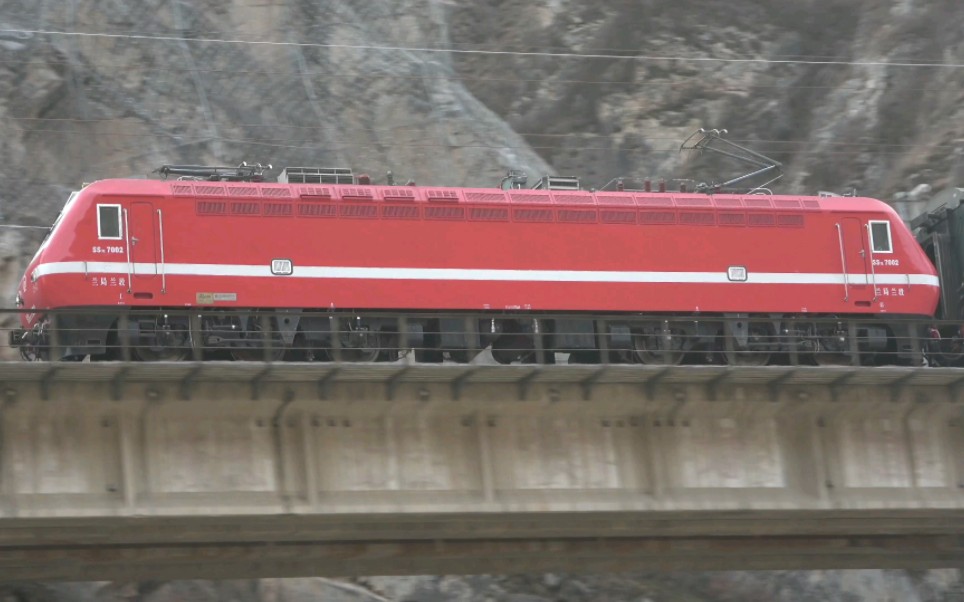 陇海铁路,Z217上海—兰州,Z232西宁—深圳东;渭河峡谷中的火车