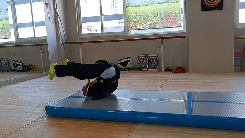 少儿跆拳道课堂练习之后滚翻教学