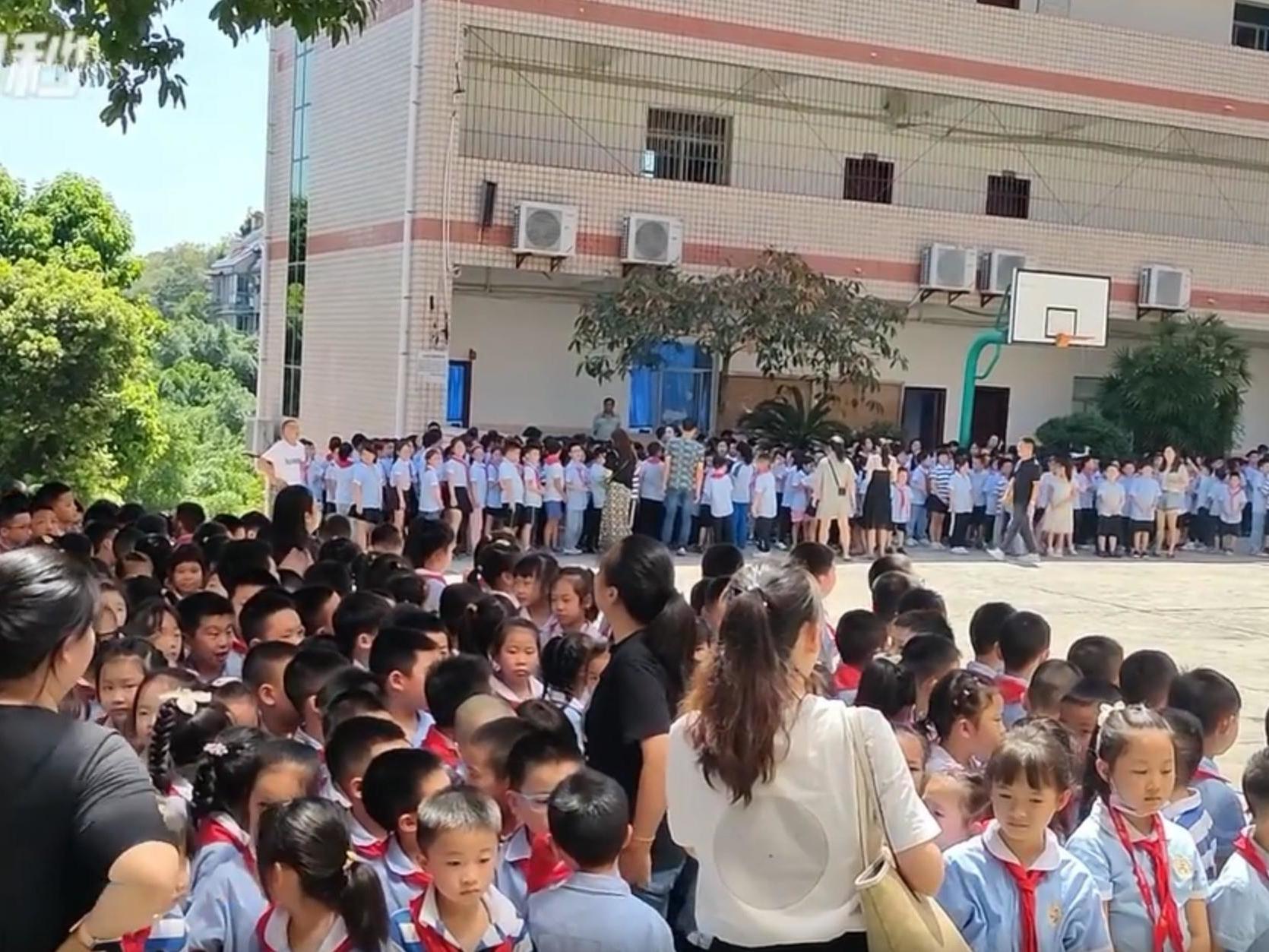 ...平时演练地震不慌 四川自贡学校几分钟内有序疏散...