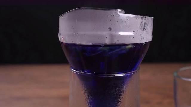 老外将可乐瓶子做成漏斗,轻轻松松过滤茶叶,网友:太方便