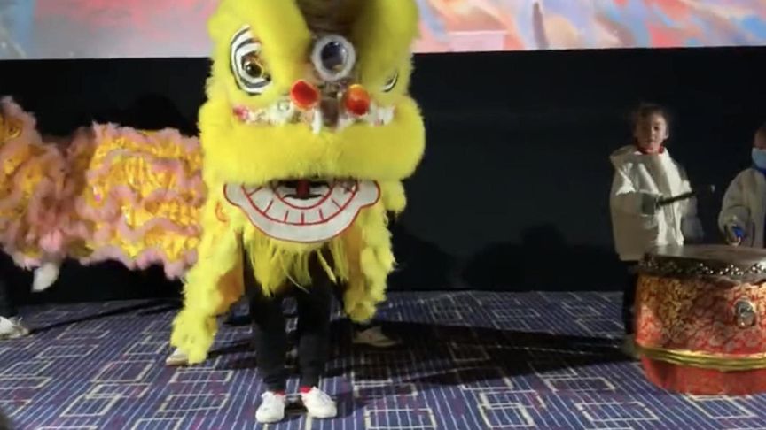 30秒|年味足了!看完《雄狮少年》,影院来了舞狮表演