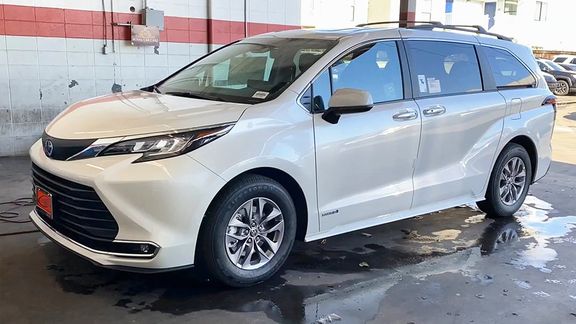 没白等,2021款丰田塞纳终于到货,朝后备箱踢一脚,我放弃了GL8