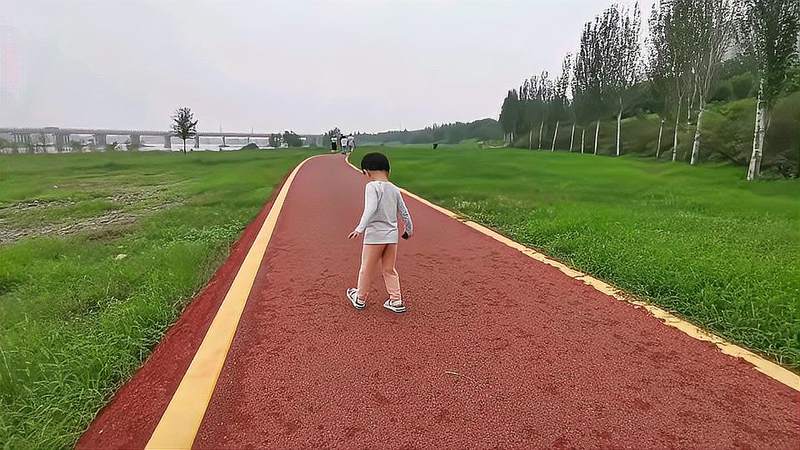 伊河水已经退完了,带孩子到河边走走不能让她在家天天看电视。