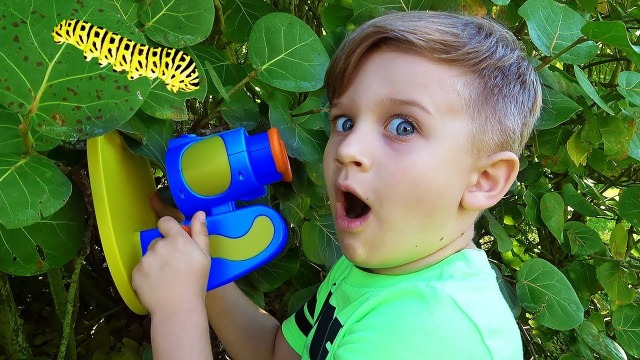 男孩不洗手拿起水果就吃,神奇显微镜曝光细菌,萌娃后悔了!