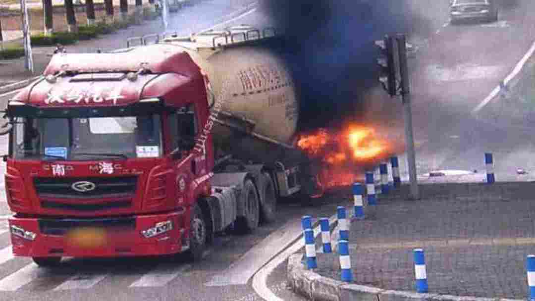 十几瓶灭火器扑不灭罐车大火,幸遇洒水车经过伸援手