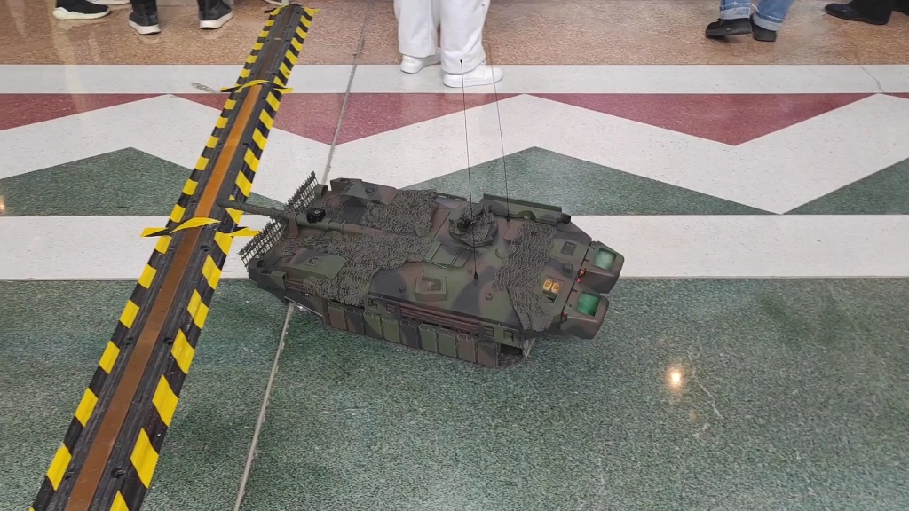 北京模型展内电动遥控Strv103B坦克模型遥控演示