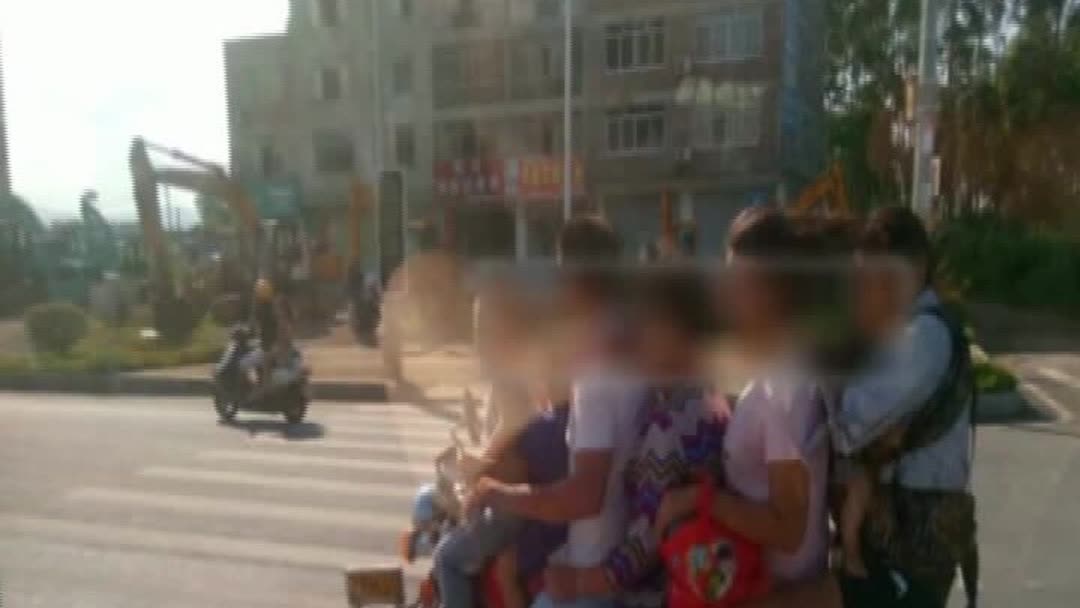 【拍客】惊呆交警 男子骑摩托车载7人上路狂奔