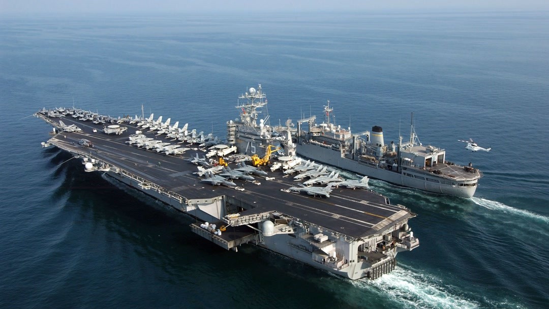 美航母逼近波斯湾后,大批油轮接连遇袭!战争阴云笼罩海峡