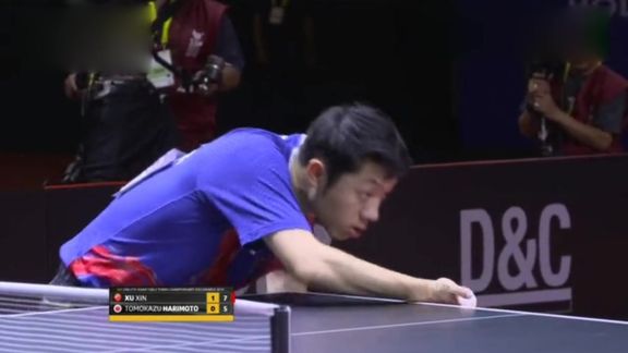 许昕和张本智和远台对决,张本倒地反拉失误