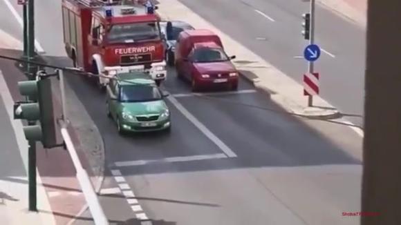 行车记录仪记下的那些交通事故