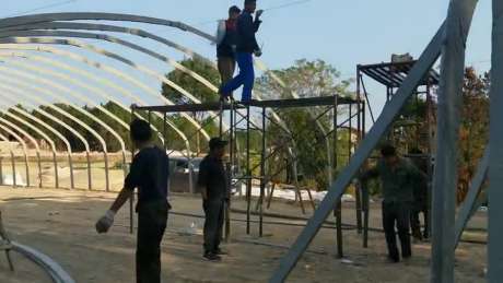 看看师傅们是怎么样搭建大棚的,这技术这速度真是太牛了