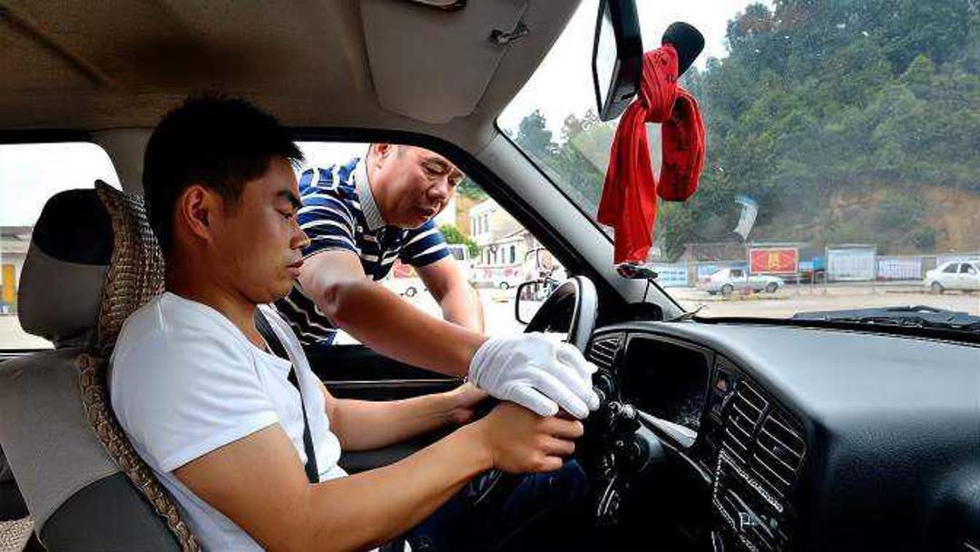 手动挡车打火时需要踩离合吗?交警:这一步做错,后悔也来不及