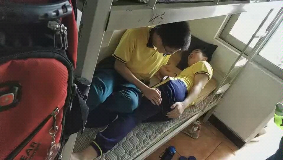 舍友日♂常床上互动
