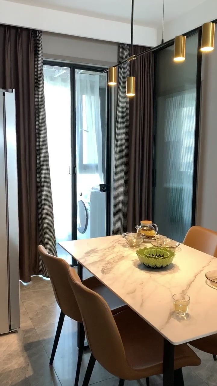 #原创 ✨预告|餐厅和厨房空间吼吼看,超喜欢这个岩板桌和长虹玻璃门#...