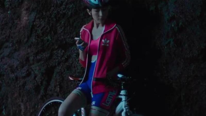 撒娇女:美女看见男友和女闺蜜的合照,非常生气!