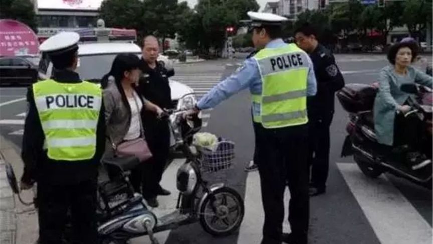 新手开车去外地要注意,这2个路牌不认识,再有24分也不够你扣的