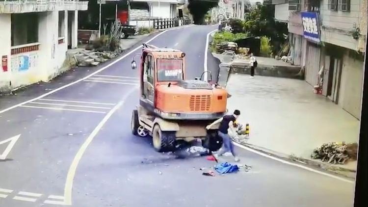 梅州一男子驾驶电动车逆行转弯,惨遭挖掘机碾压