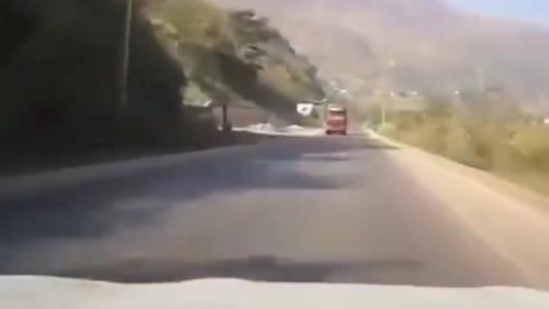 ...危险的一幕,行人不躲车司机也不减速,许多交通事故就是这样发生的