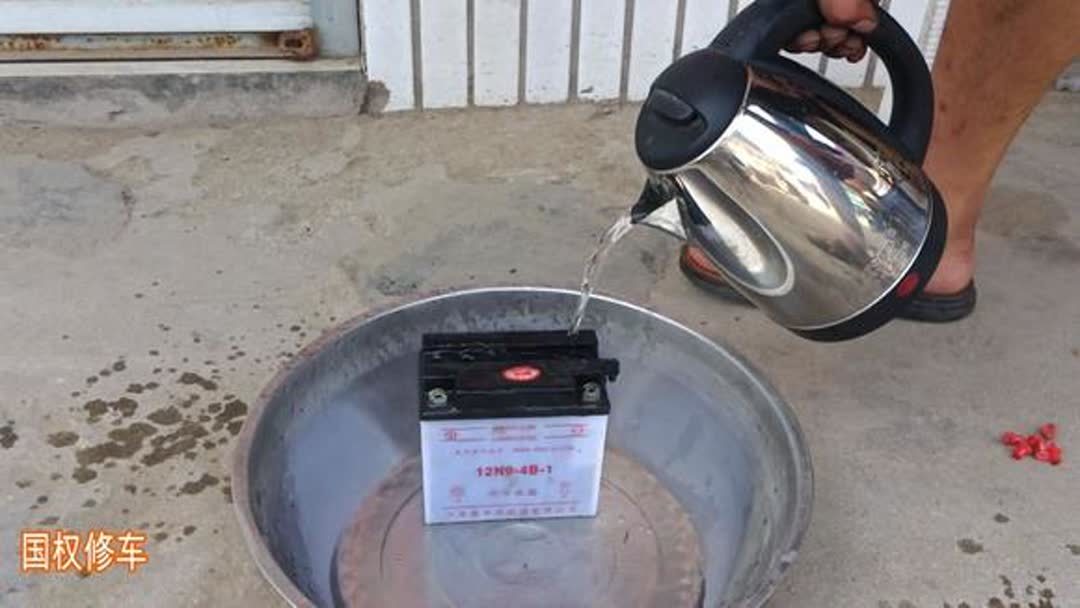 摩托车电瓶不蓄电该怎么修复;师傅教你只要热开水冲洗2遍就可以