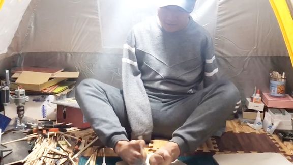 脚比手灵活!山西无臂小伙用双脚做出各种电动模型