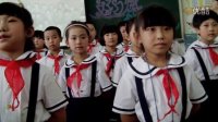 主持班会的样子,