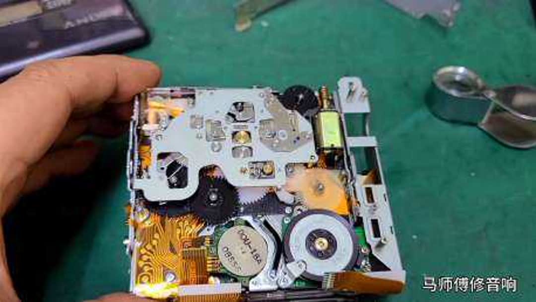 维修打理一台索尼dat随身听,精密机械和电路完美结合