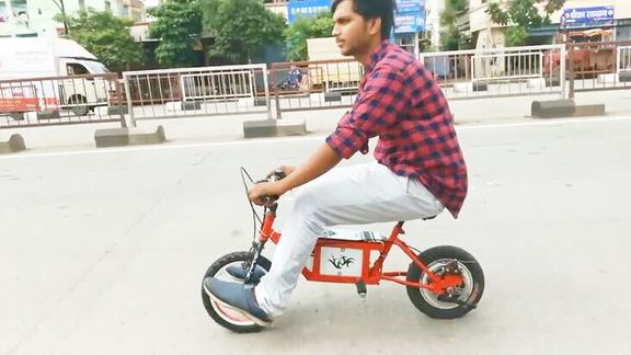 印度小哥把旧自行车改成电动车,上路一试效果,感觉值了