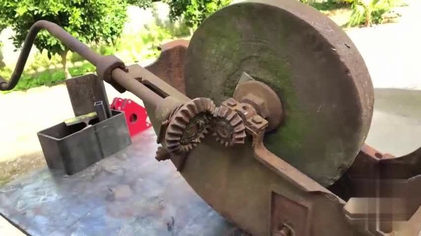 早期的手摇式砂轮机,你没见过的自带水槽,真正的无尘打磨