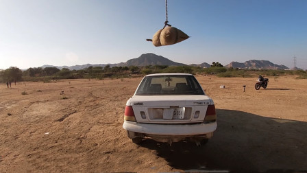 老外用重物从高中撞击汽车,网友:看汽车发动失败感觉肉疼!